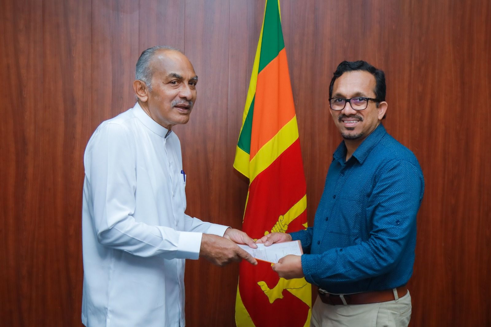 අශෝක පීරිස් ඉවත් කළේ කෝටි 2ක වැඩි මිලට ගන්න ගිය ලෝඩර් යන්ත්‍ර ගනුදෙනුව ...